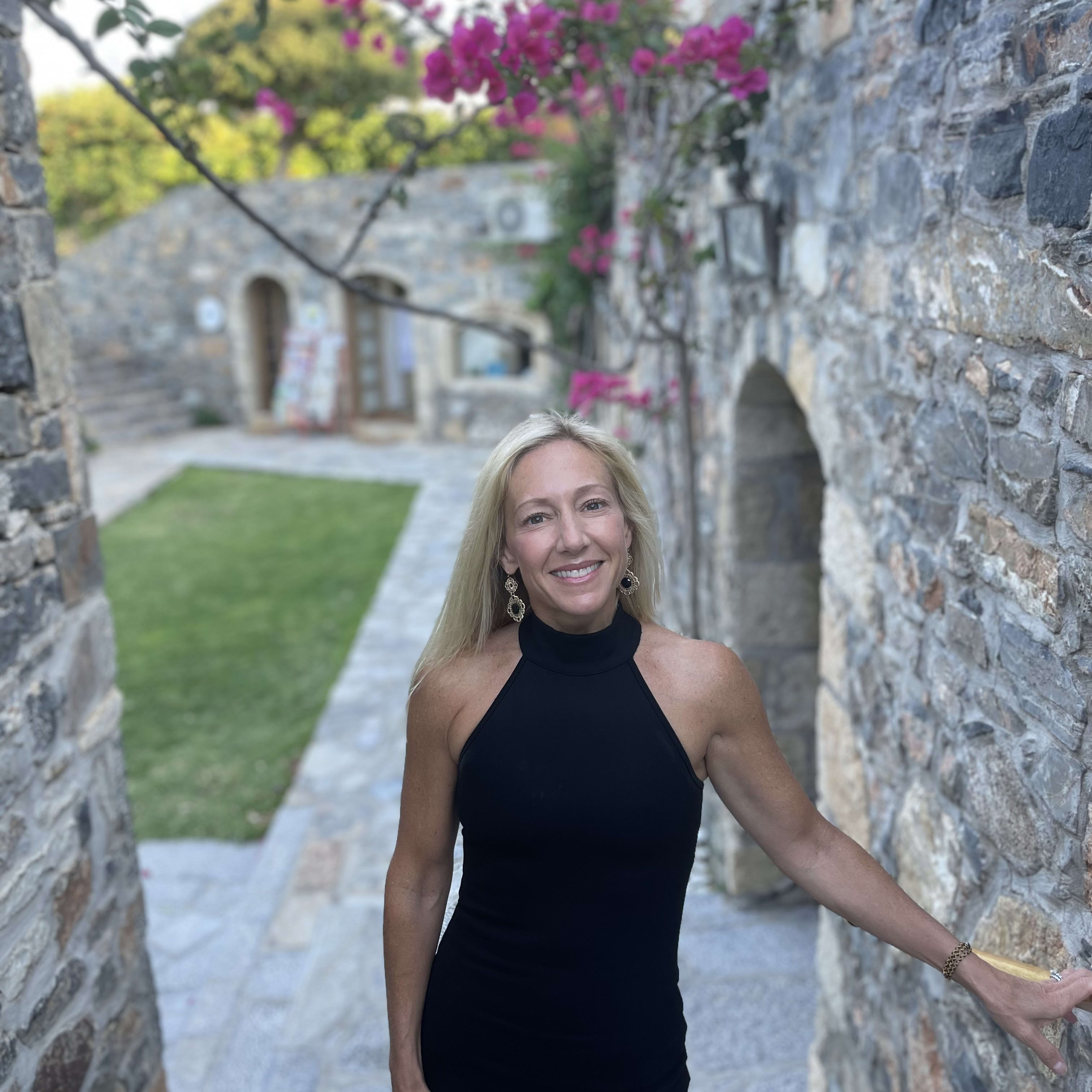 Nicole Holowaty | Fora Travel